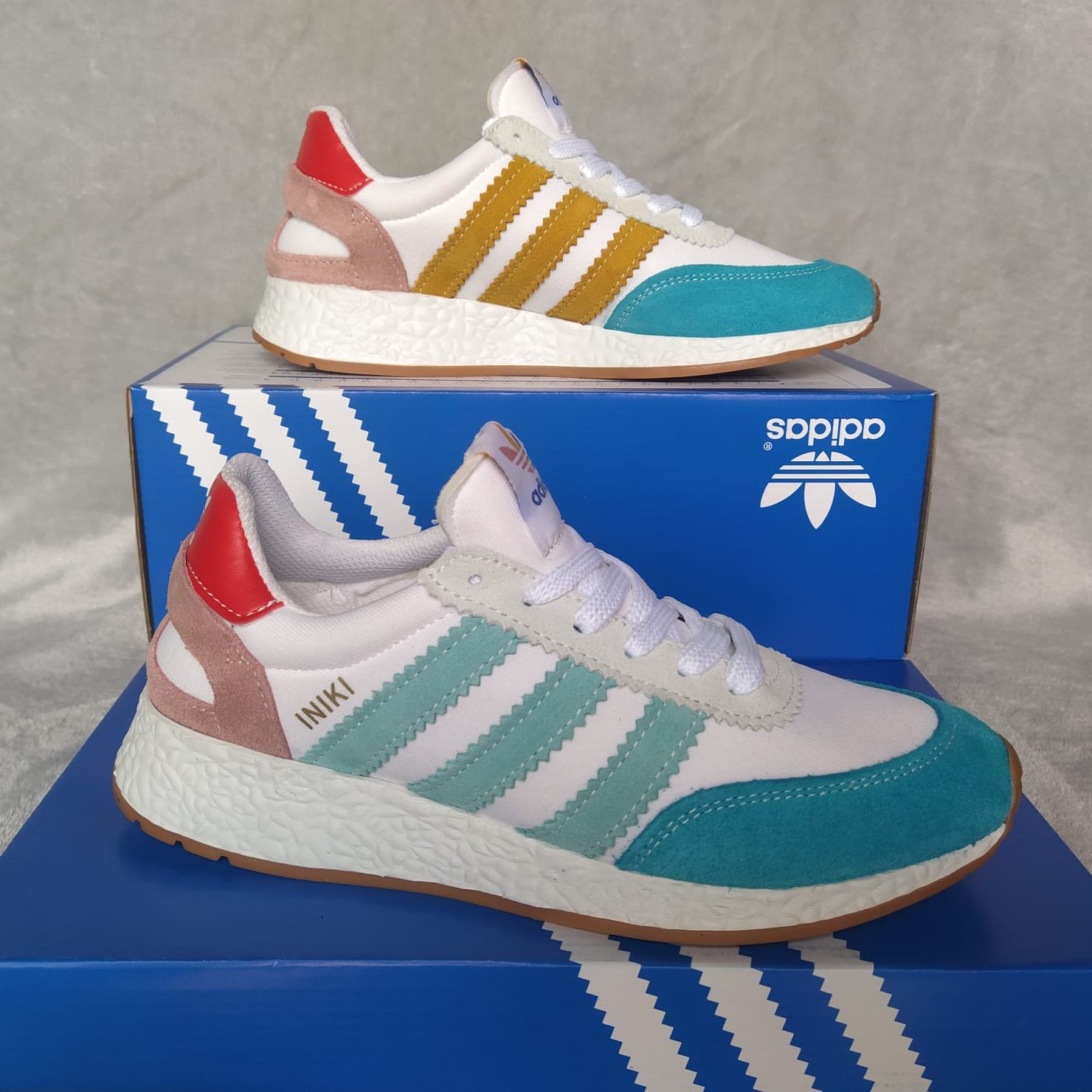 Apenas 50,00€ - Sapatilhas Adidas Iniki Pride - Sapataria Lisboa Outlet